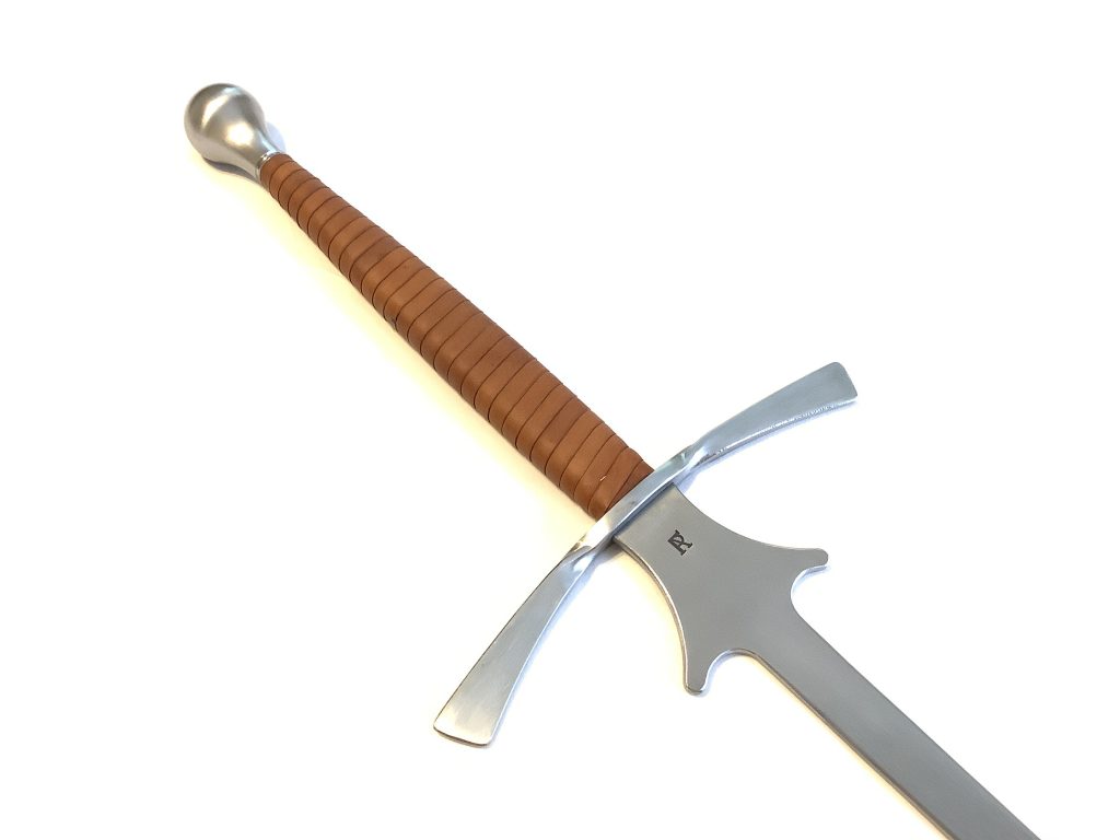 Basic Curves Feder with Pear Pommel - HEMA Supplies